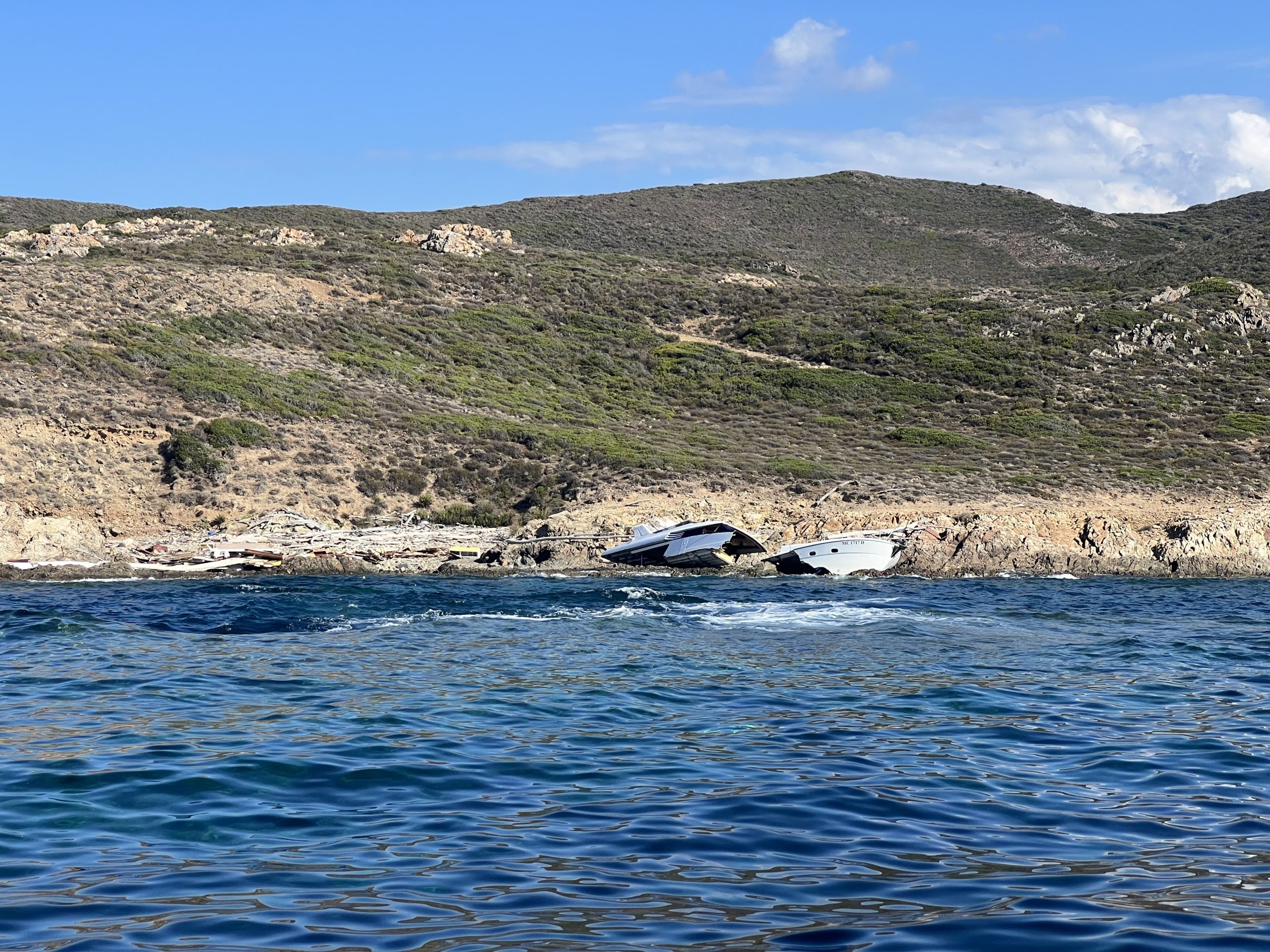 Un yacht de 19M s’échoue dans le récif des Agriates en Corse - Bateaux ...